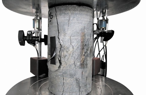 ADVANTEST - Automatická řídící jednotka pro zkušební hydraulické lisy ...